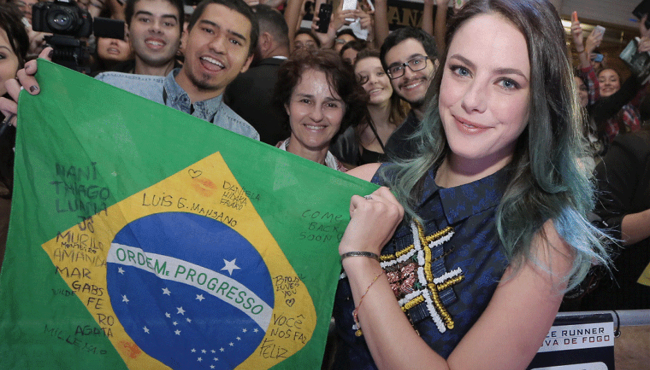 Kaya Scodelario se emociona com fãs em SP na Pré Estreia de Maze Runner ...